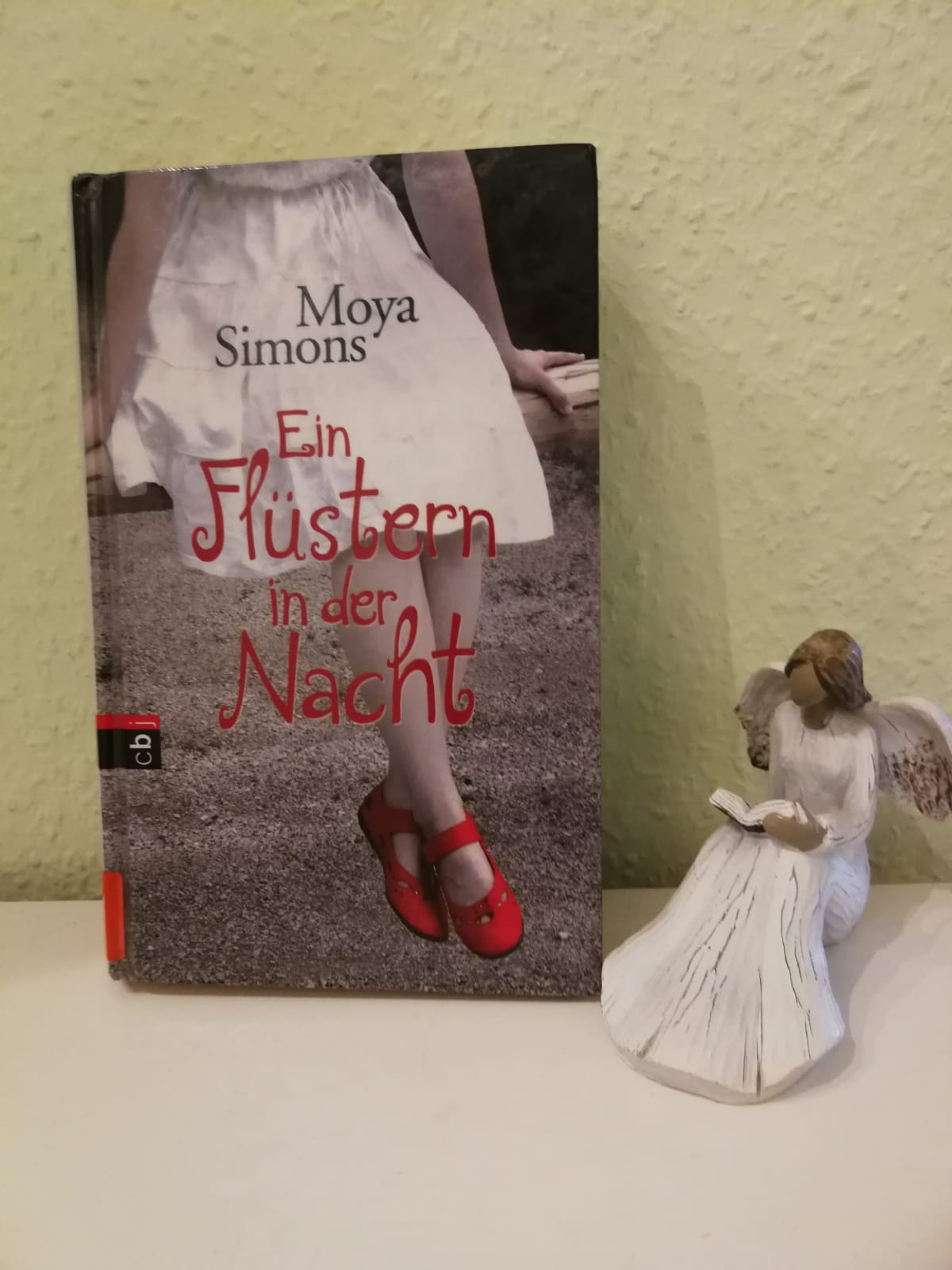 Rezension: „Ein Flüstern in der Nacht“ von Moya Simons – Buchspinat