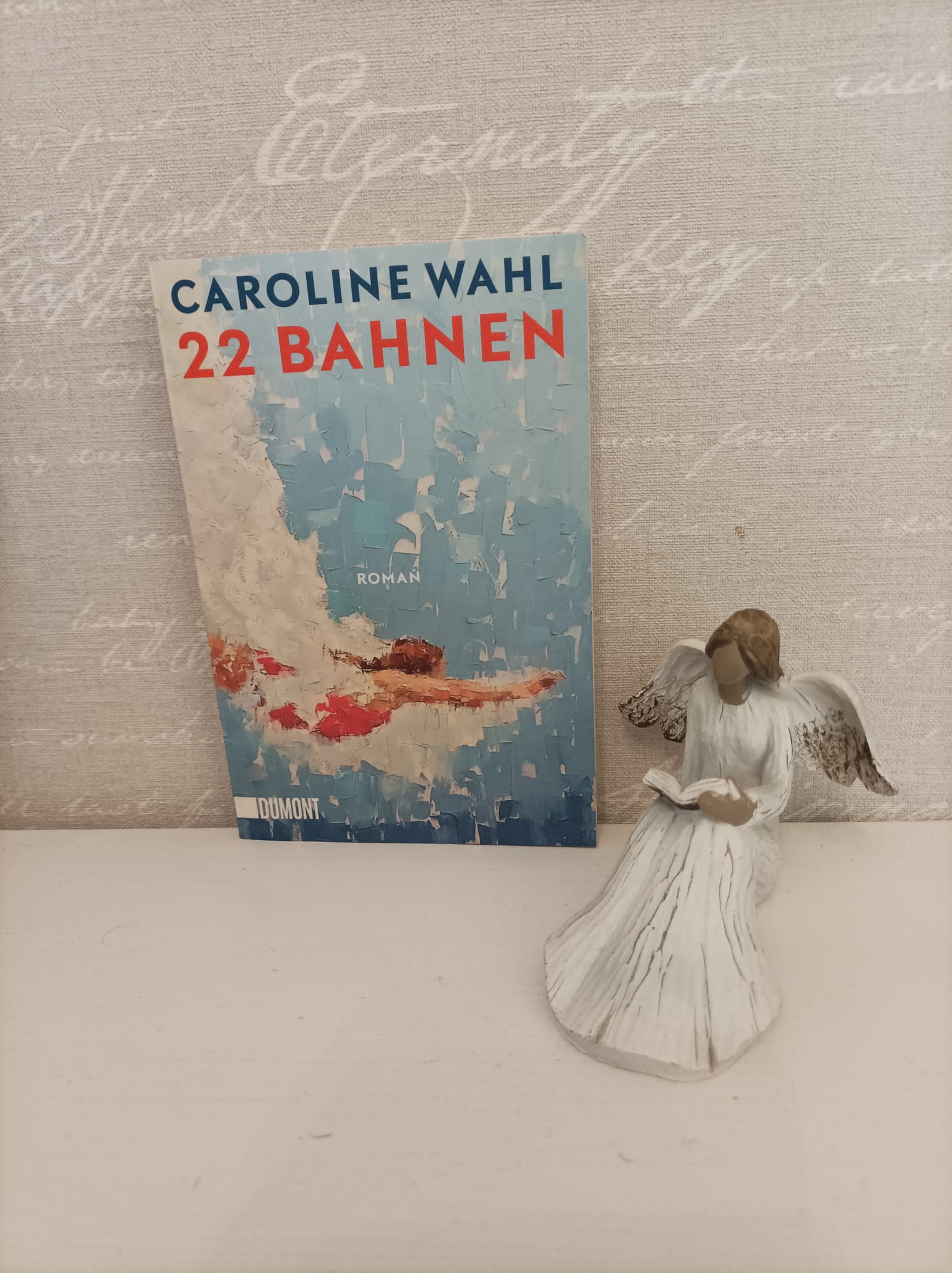 Rezension: „22 Bahnen“ von Caroline Wahl – Buchspinat